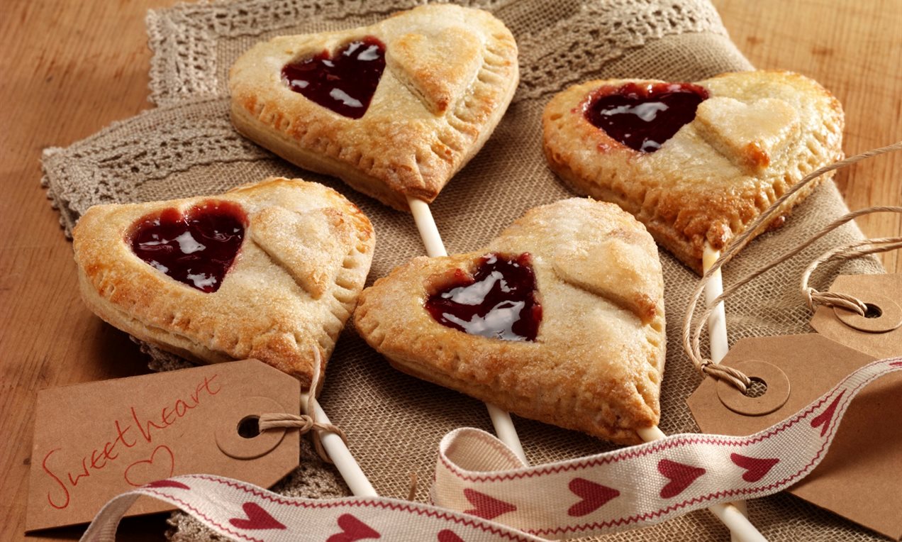 Acadele în formă de inimă - Cherry Bakewell Rețeta | Dr. Oetker